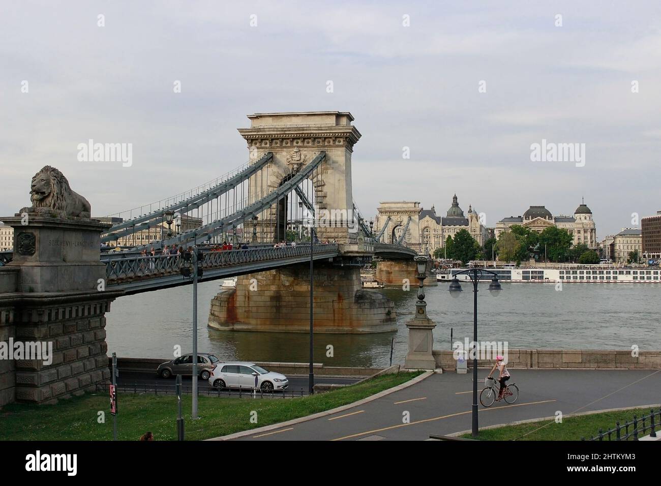 Chain Bridge, Budapest, Hungary - July 2021: Chain Bridge icon of the ...