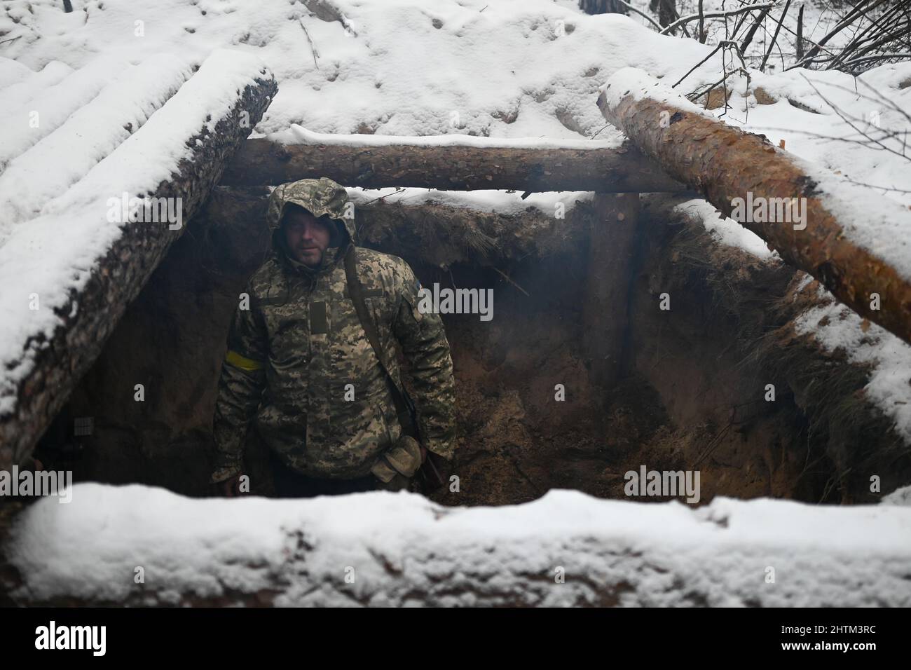 Ukrainian armed forces in Kyiv fortify and defend avenues of approach ...