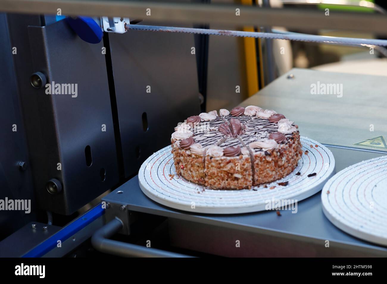 Automatic round cake cutting machine. Industrial cake slicer. Selective ...