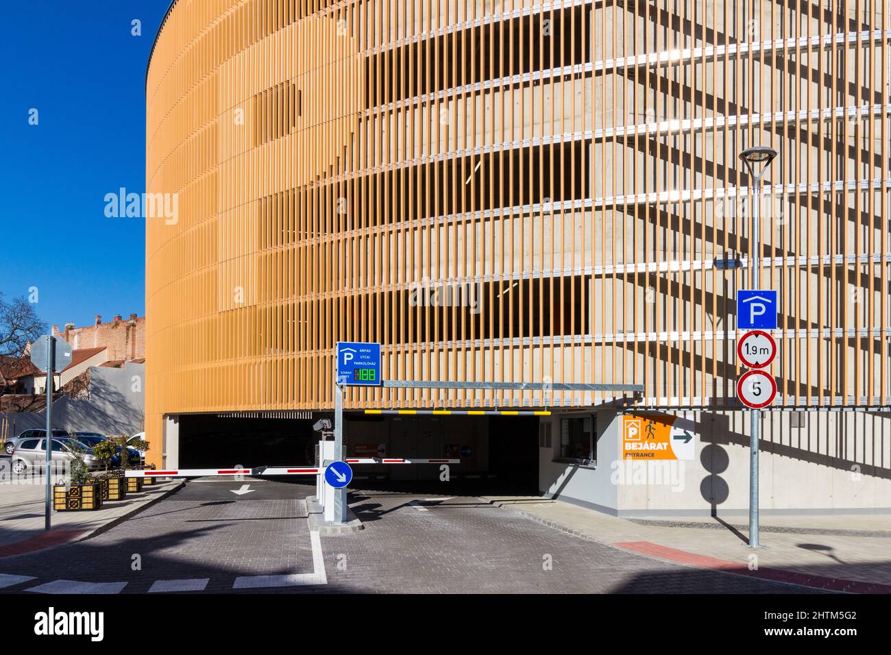 Car park outside public building hi-res stock photography and images ...