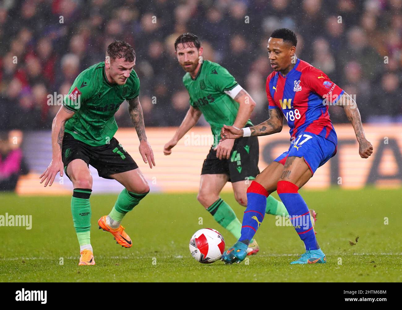 Crystal Palace's Nathaniel Clyne (right) battles for the ball with ...