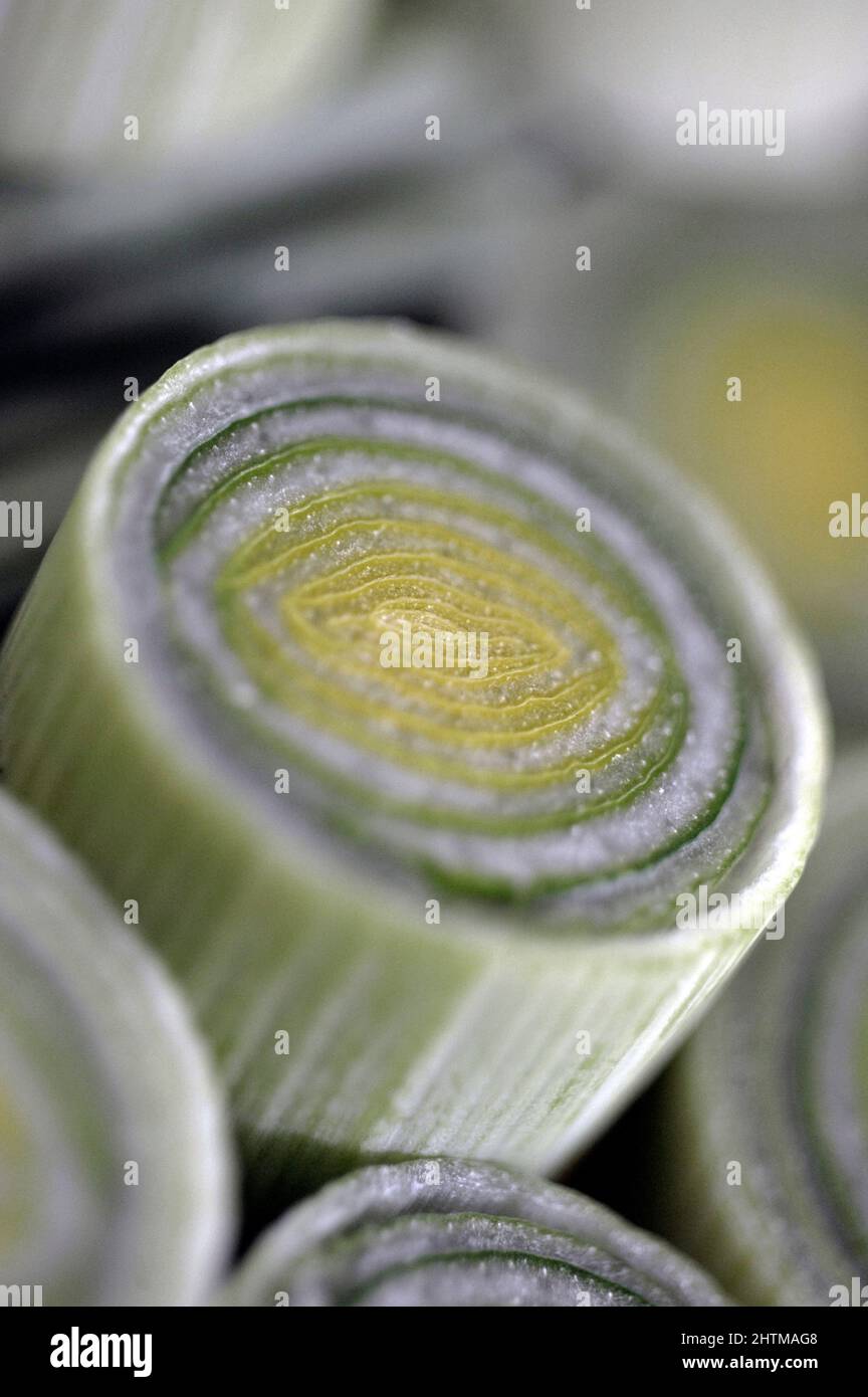 chopped leeks (allium porrum Stock Photo - Alamy