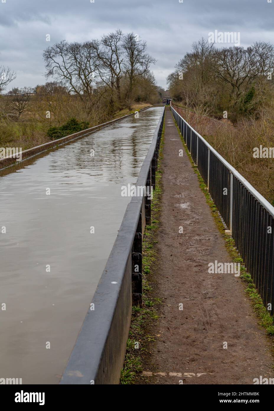 Stratford upon avon canal aqueduct hi-res stock photography and images ...