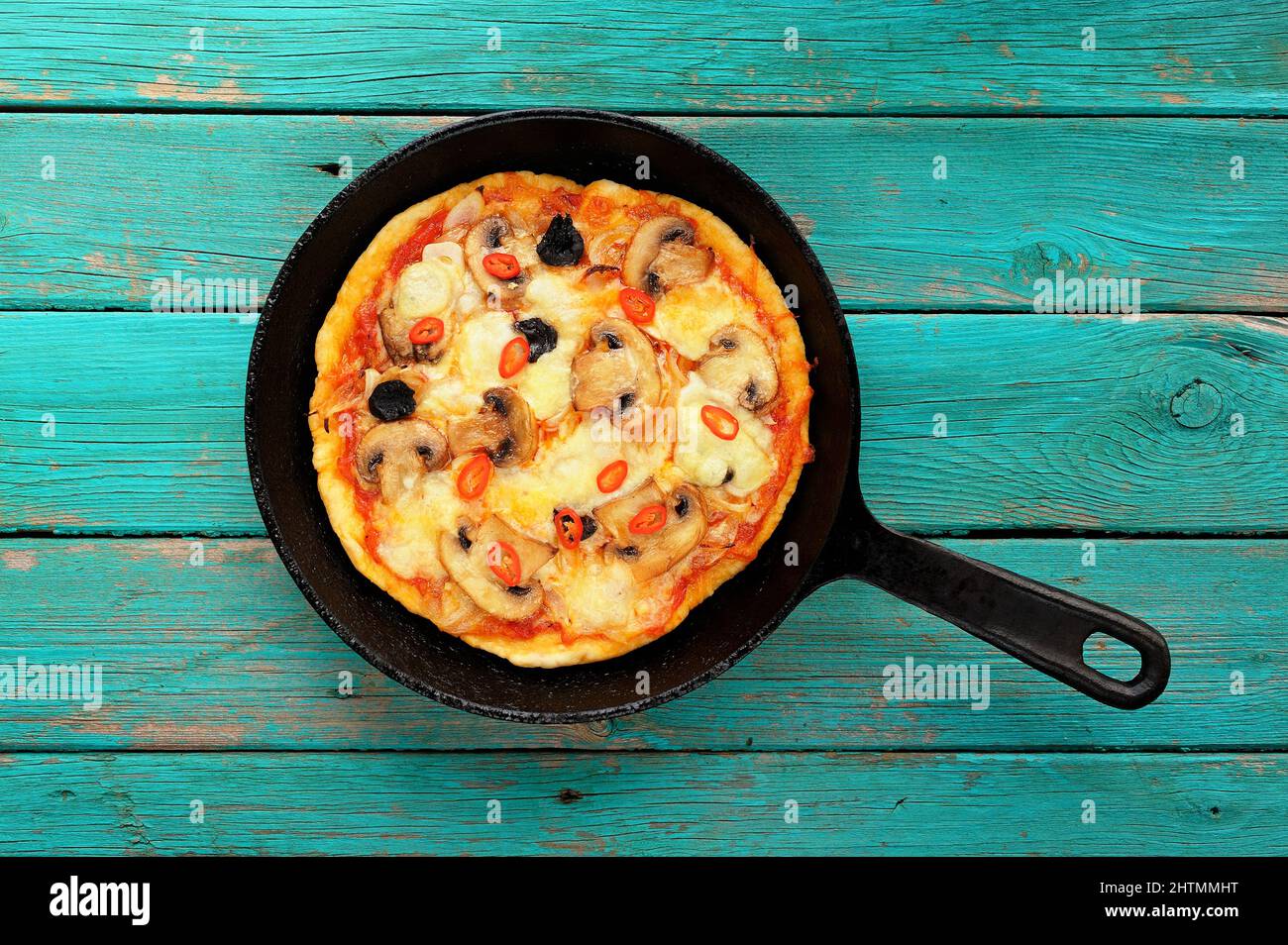 Cooked round mushroom pizza in skillet overhead view Stock Photo - Alamy