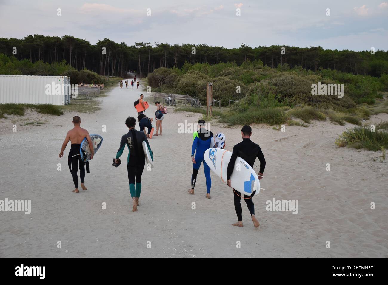 Group surfers in france hi-res stock photography and images - Alamy