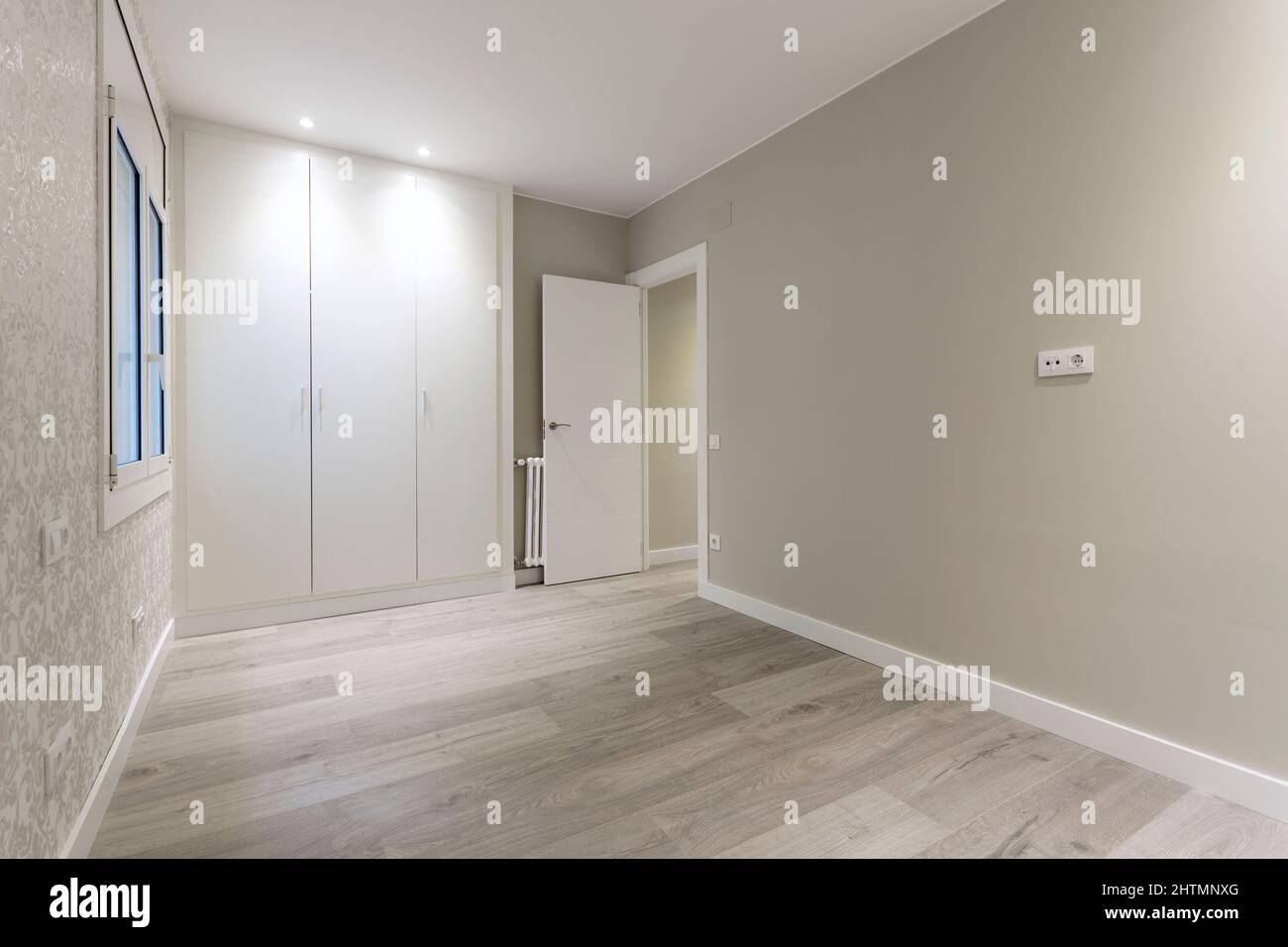 Empty room in apartment for rent Stock Photo - Alamy
