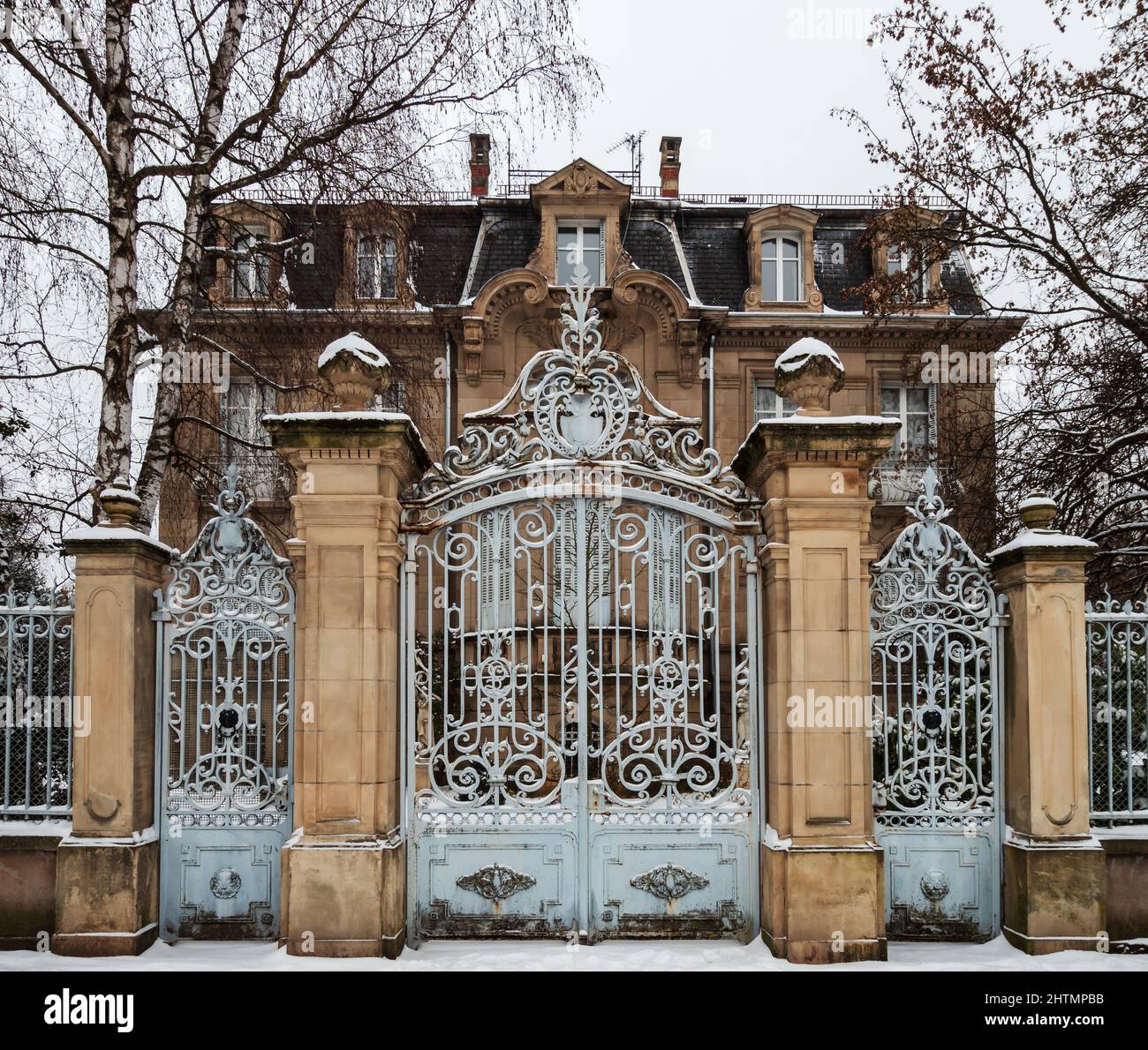 English mansion house gates hi-res stock photography and images - Alamy