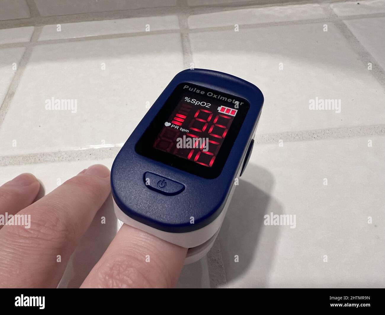 A pulse oximeter reading hi-res stock photography and images - Alamy