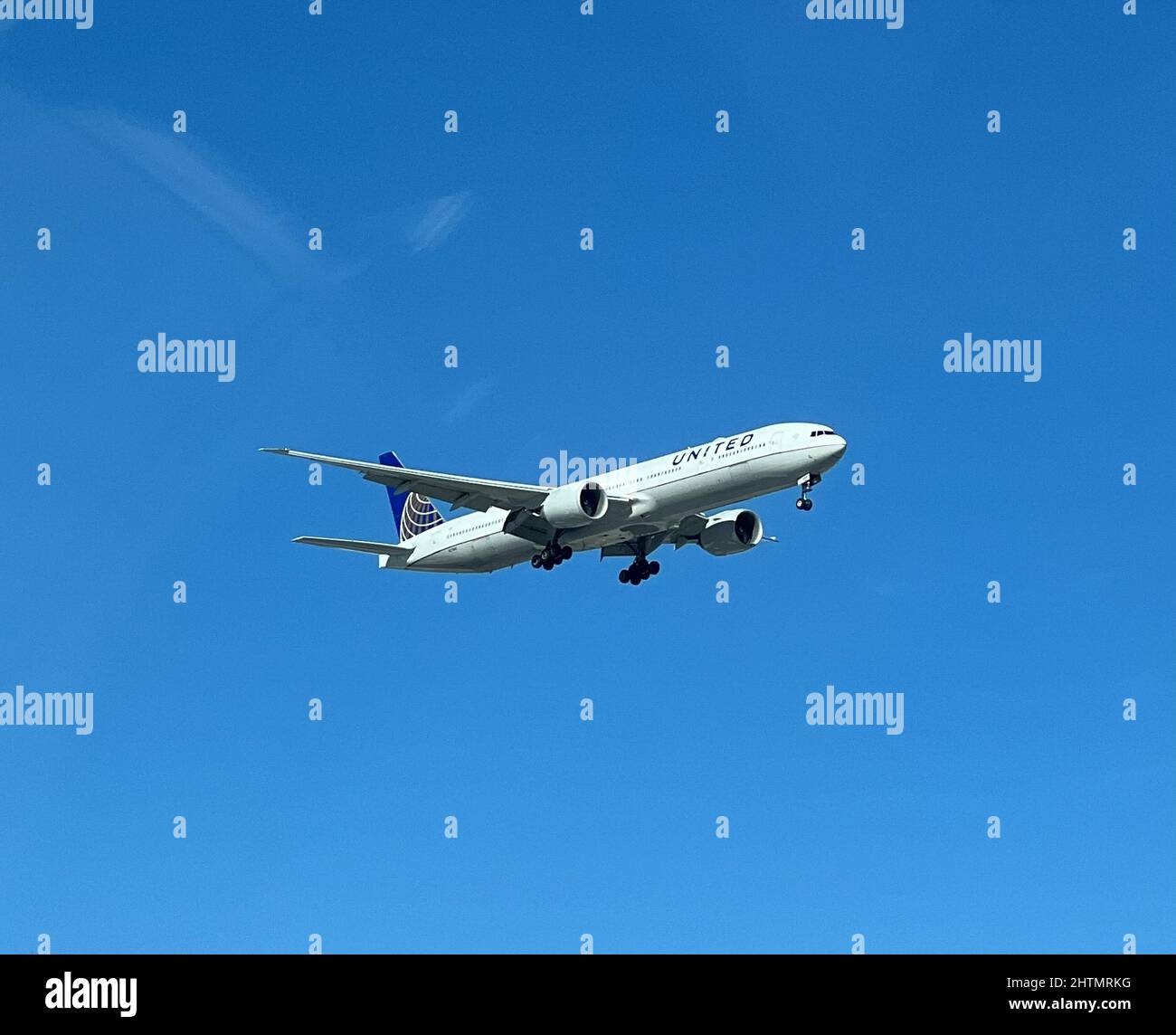 United airlines airplane visible hi-res stock photography and images ...