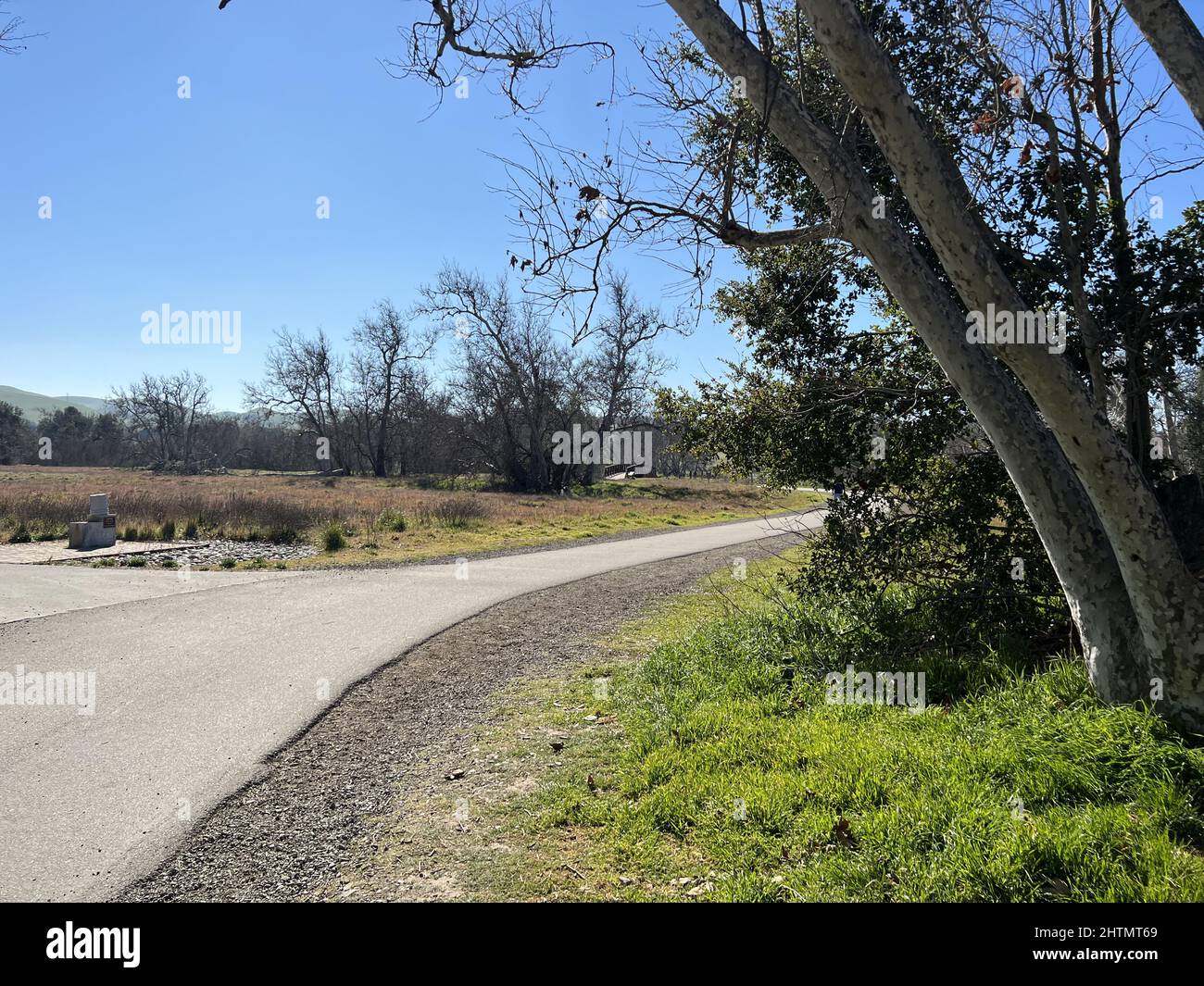 Paved hiking path at Sycamore Grove Park, a park in Livermore ...