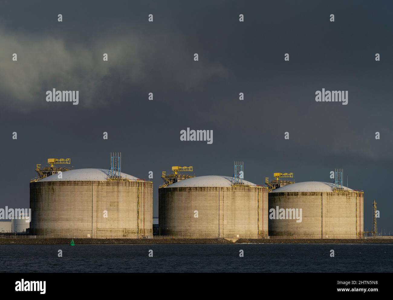 Lng storage tanks hi-res stock photography and images - Alamy