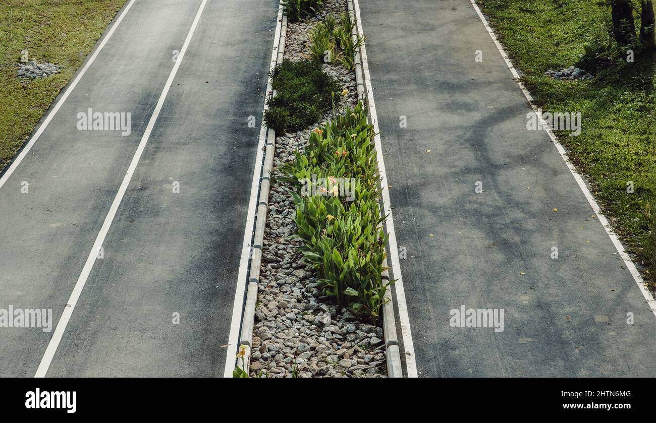 Grass median strip hi-res stock photography and images - Alamy