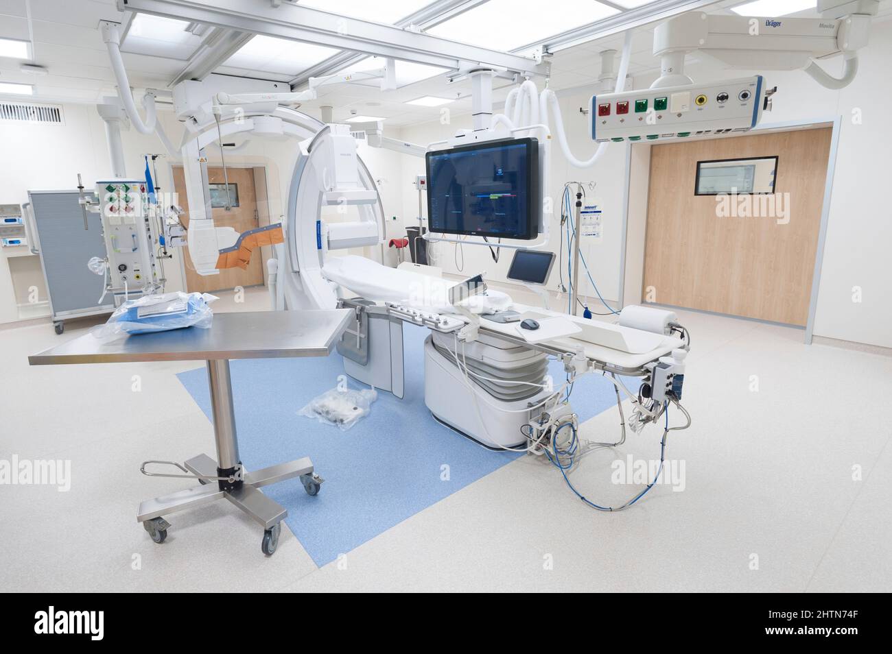 Cardiovascular intervention room Stock Photo - Alamy