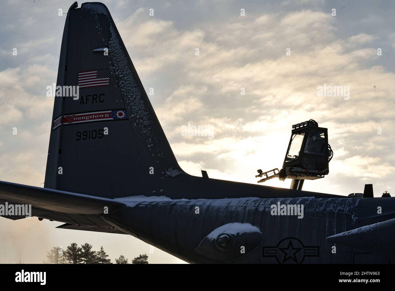 910th Maintenance Group de-icing crews use specialized equipment to ...