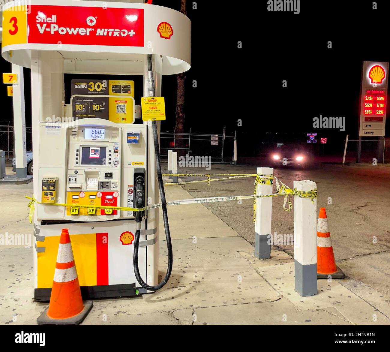 Shell gas pump hi-res stock photography and images - Alamy