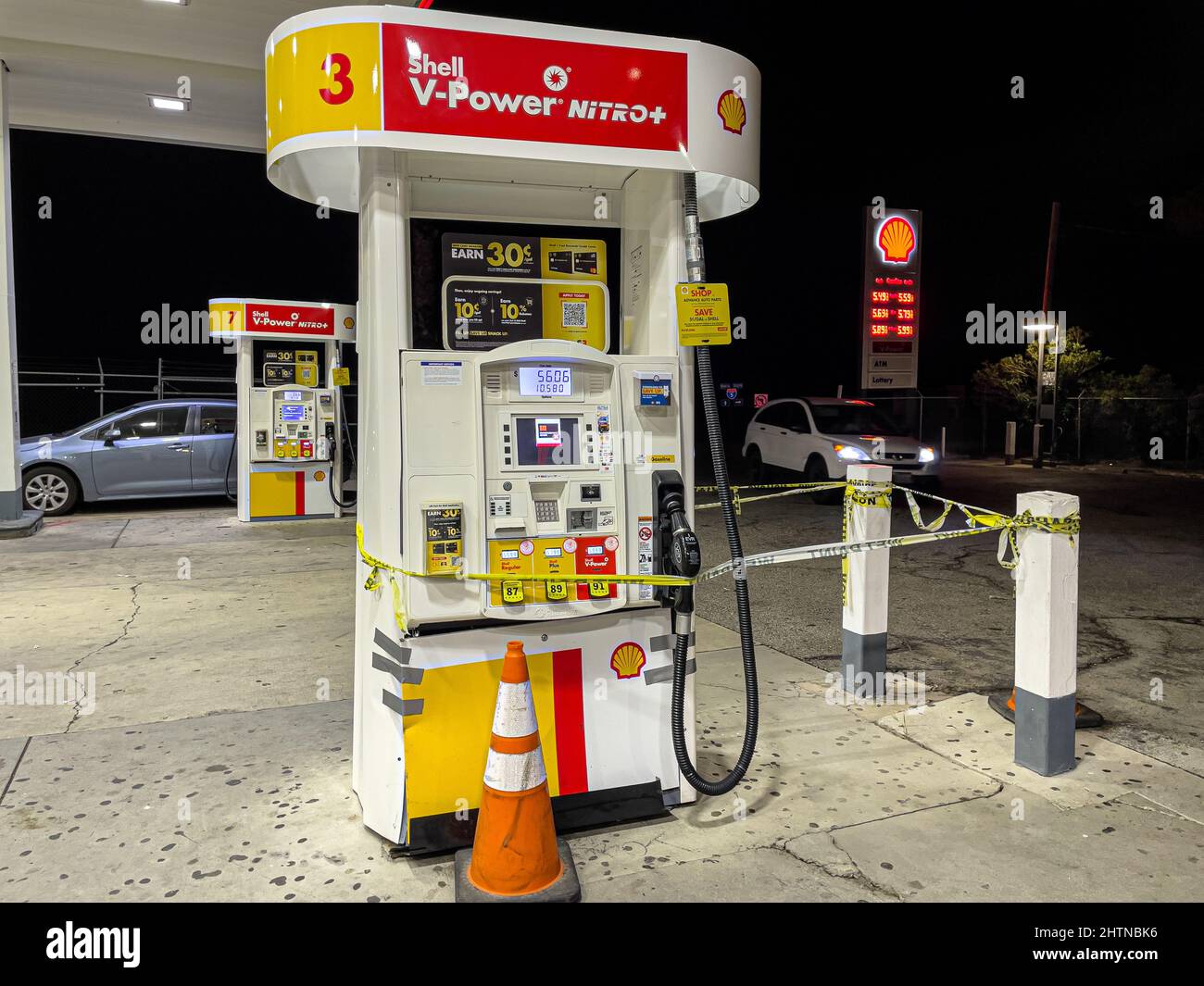 Shell gas pump hi-res stock photography and images - Alamy