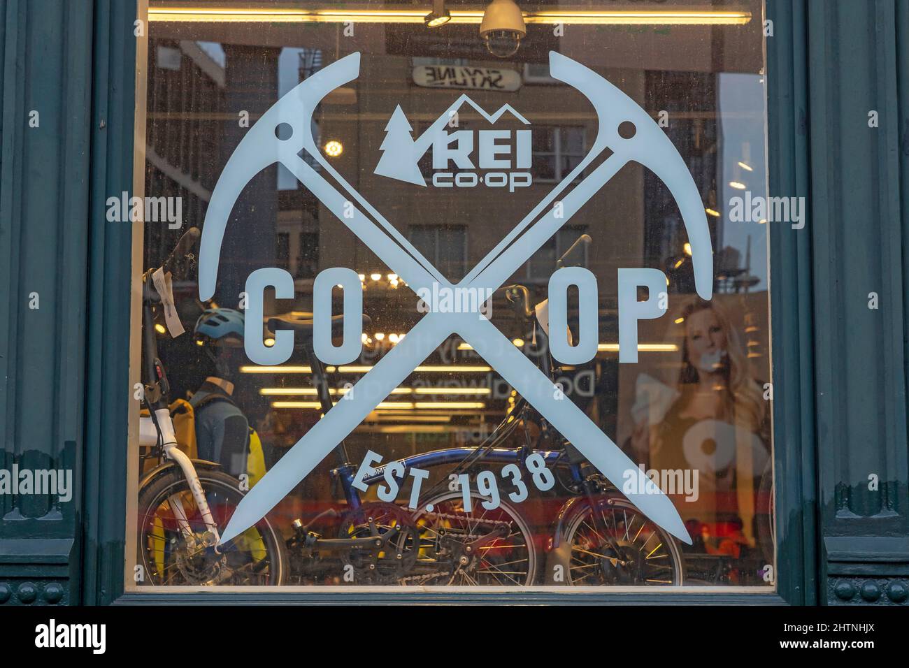 Rei business logo hi-res stock photography and images - Alamy