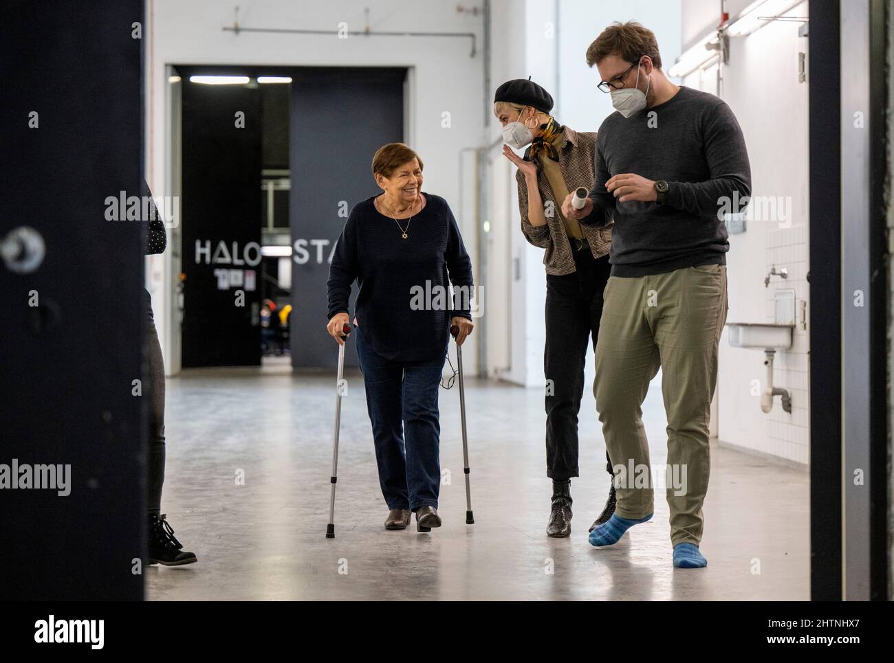 Potsdam, Germany. 21st Feb, 2022. Eyewitness Ruth Winkelmann (l ...