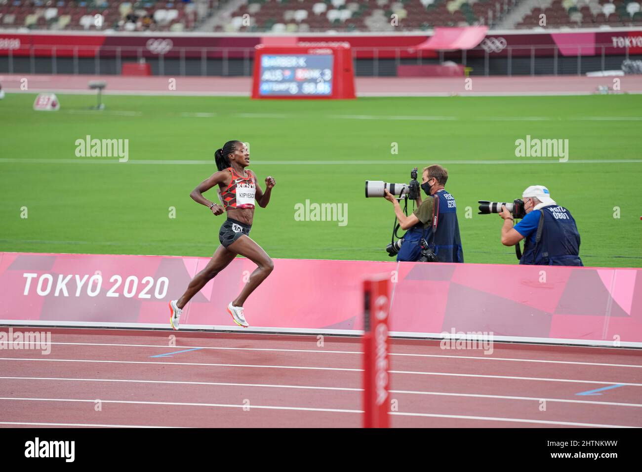 Faith Kipyegon winning the 1500m at the 2020 Tokyo Olympics Stock Photo ...