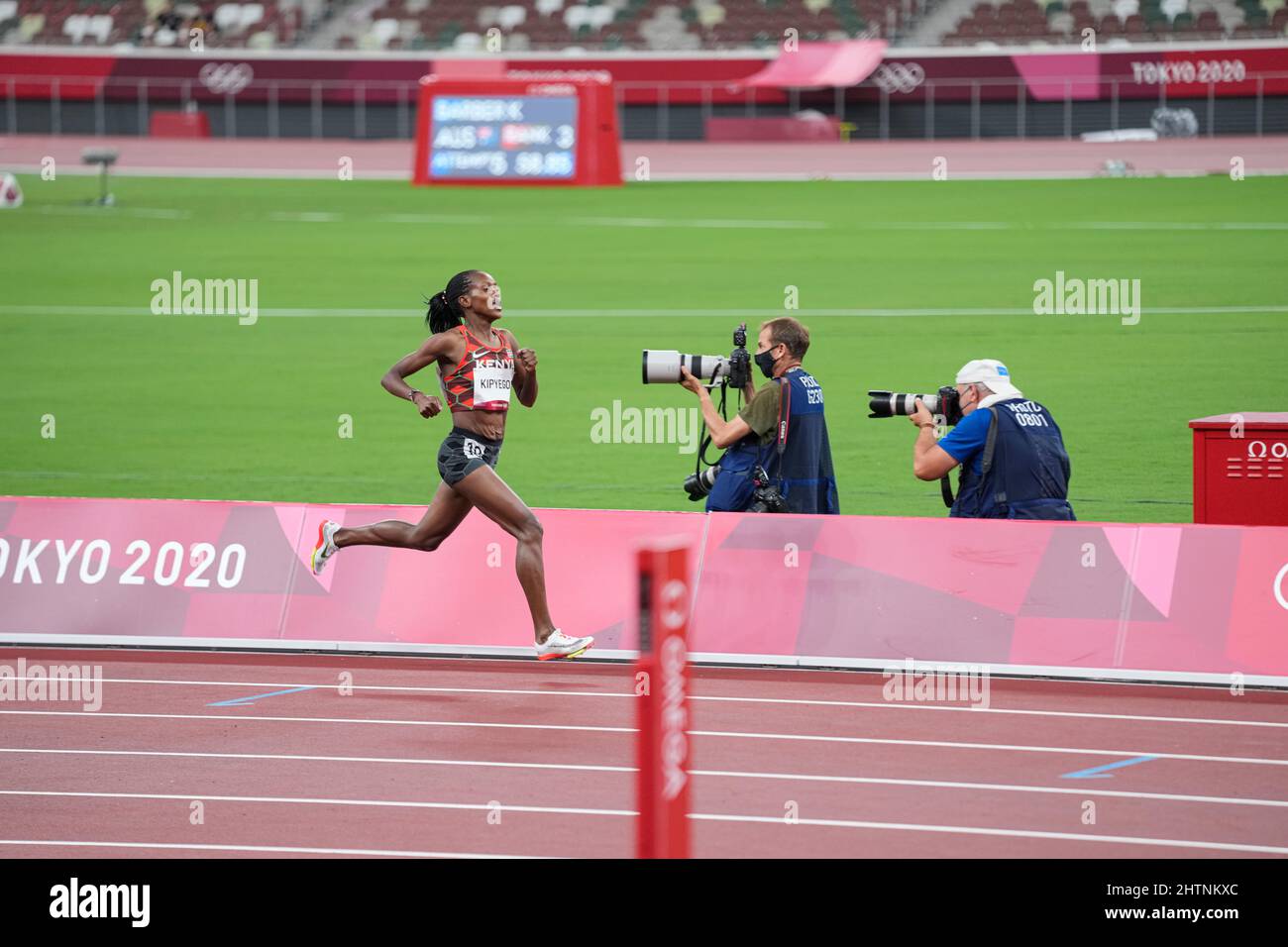 Faith Kipyegon winning the 1500m at the 2020 Tokyo Olympics Stock Photo ...