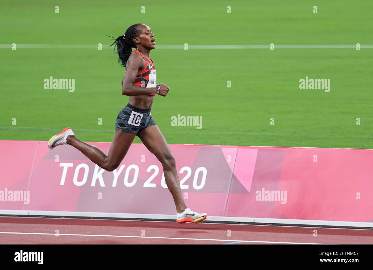 Faith Kipyegon winning the 1500m at the 2020 Tokyo Olympics Stock Photo ...