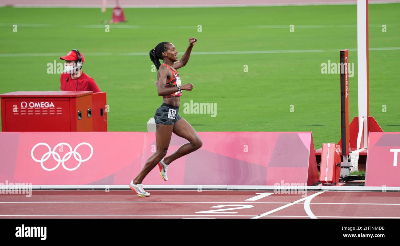Faith Kipyegon winning the 1500m at the 2020 Tokyo Olympics Stock Photo ...