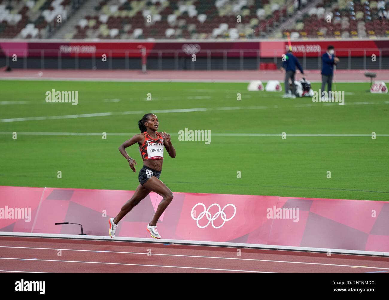 Faith Kipyegon winning the 1500m at the 2020 Tokyo Olympics Stock Photo ...