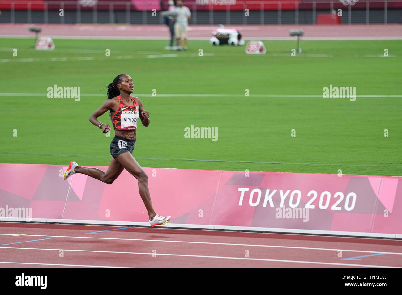 Faith Kipyegon winning the 1500m at the 2020 Tokyo Olympics Stock Photo ...