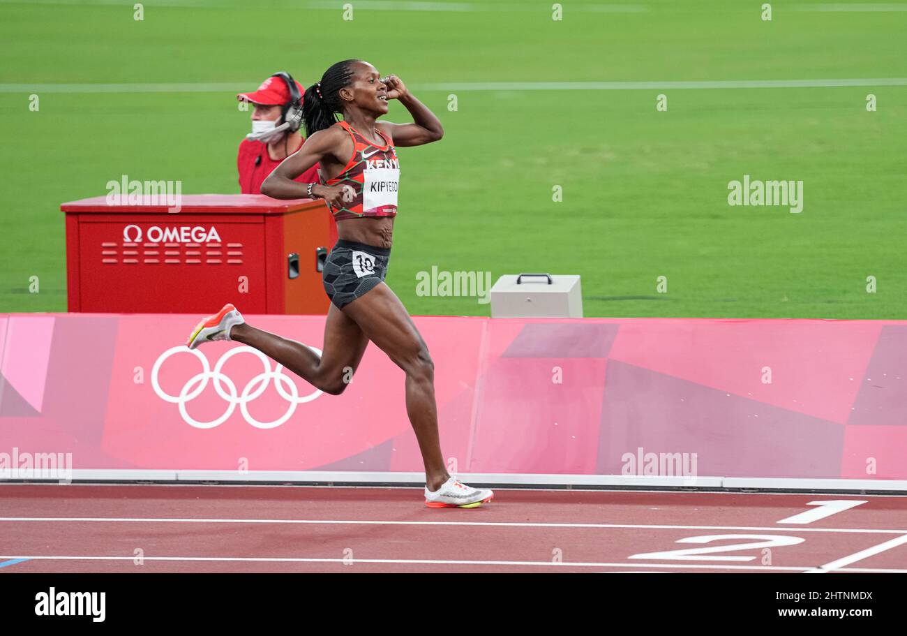 Faith Kipyegon winning the 1500m at the 2020 Tokyo Olympics Stock Photo ...