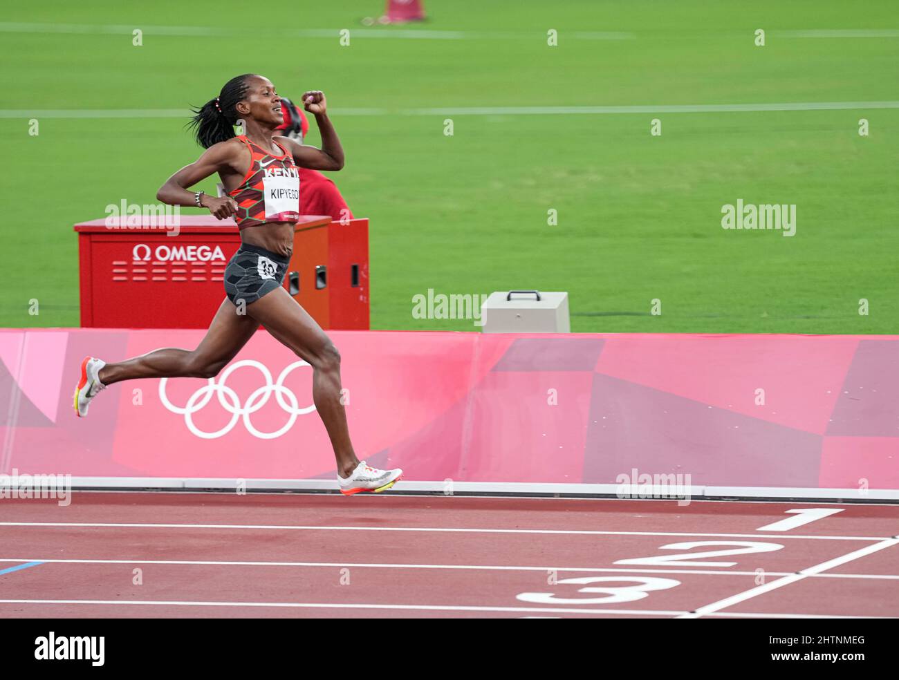 Faith Kipyegon winning the 1500m at the 2020 Tokyo Olympics Stock Photo ...