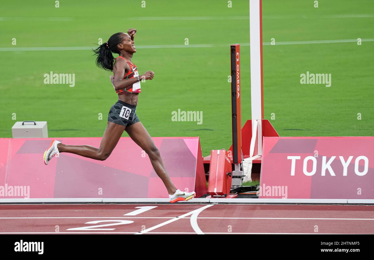 Faith Kipyegon winning the 1500m at the 2020 Tokyo Olympics Stock Photo ...