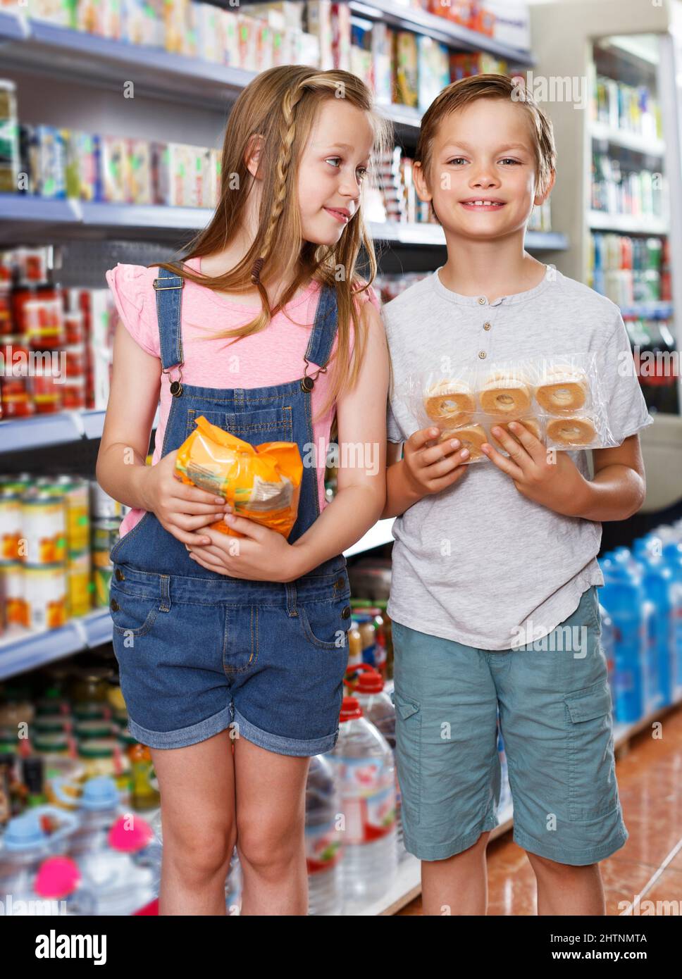 children are holding meal Stock Photo - Alamy