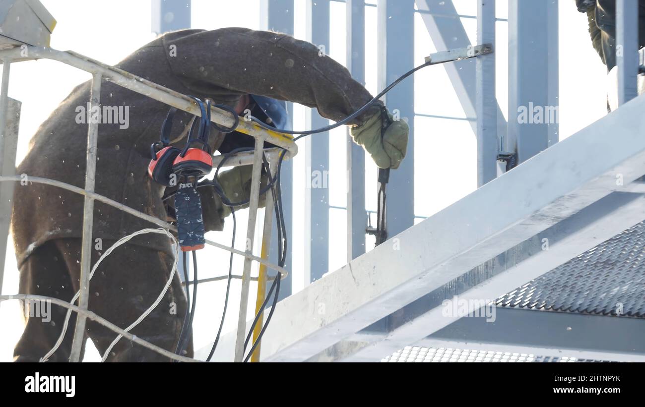 Construction workers working on scaffolding, Man Working on the Working ...