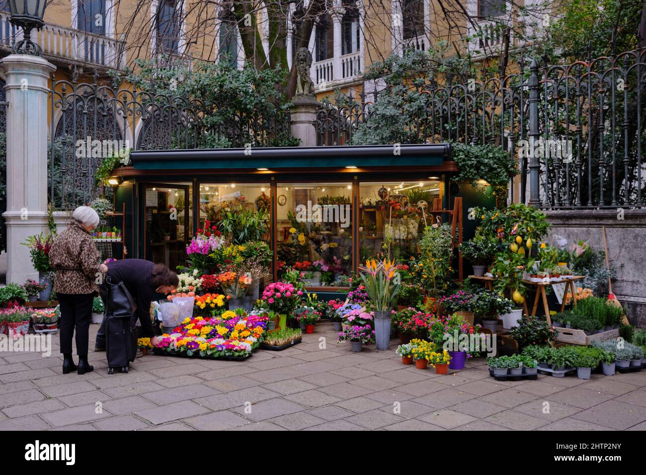 Corner florist shop hi-res stock photography and images - Alamy