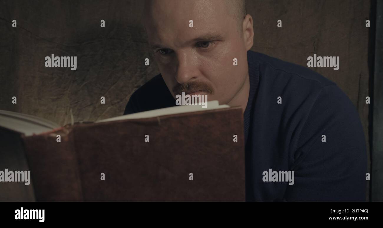 Vintage man reading paper hi-res stock photography and images - Alamy