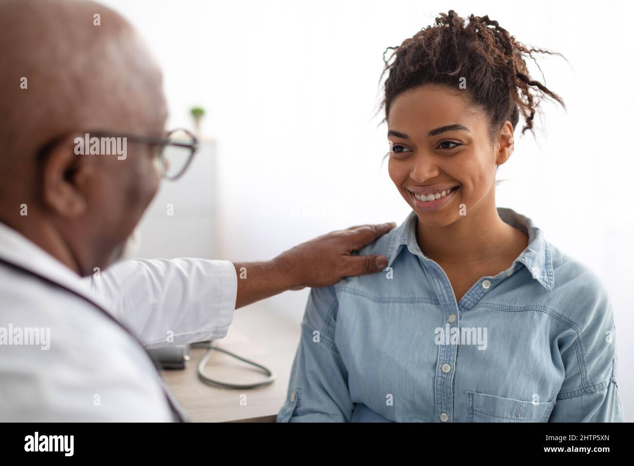 Man tapping woman shoulder hi-res stock photography and images - Alamy