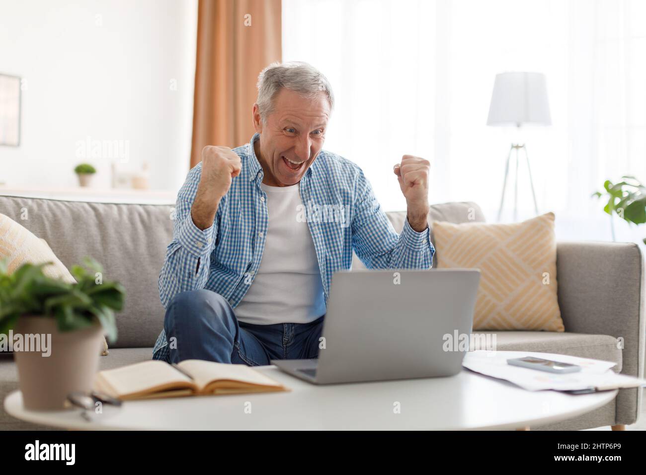 Mature man celebrating computer hi-res stock photography and images - Alamy