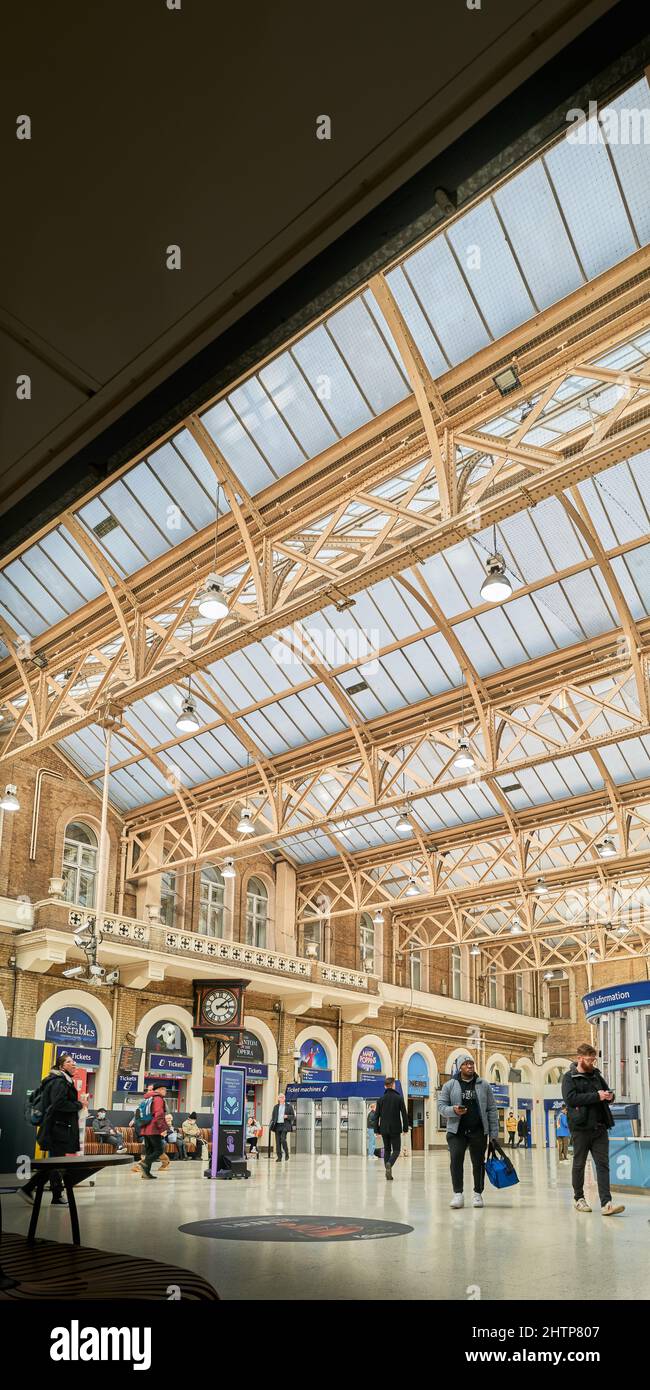 Interior concourse of Charing Cross railway station, London, England ...
