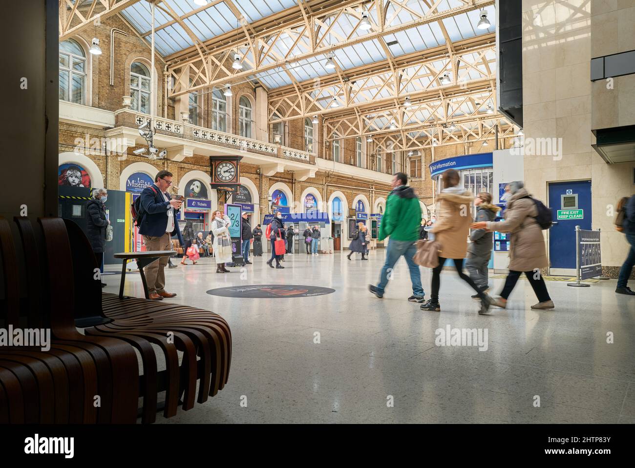 Interior concourse of Charing Cross railway station, London, England ...