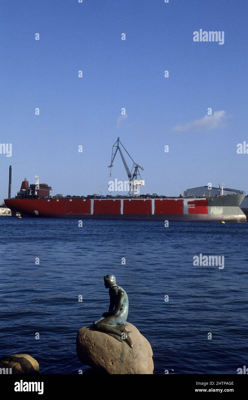 Danemark copenhagen Little mermaid artist EDVARD ERIKSEN cargo Stock ...