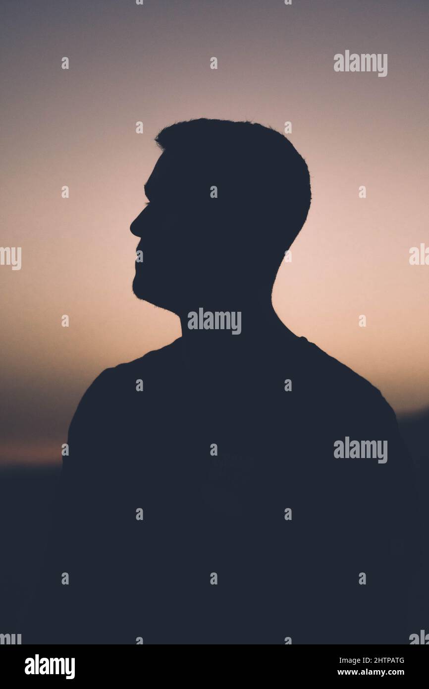 Silhouette of a man looking left Stock Photo - Alamy