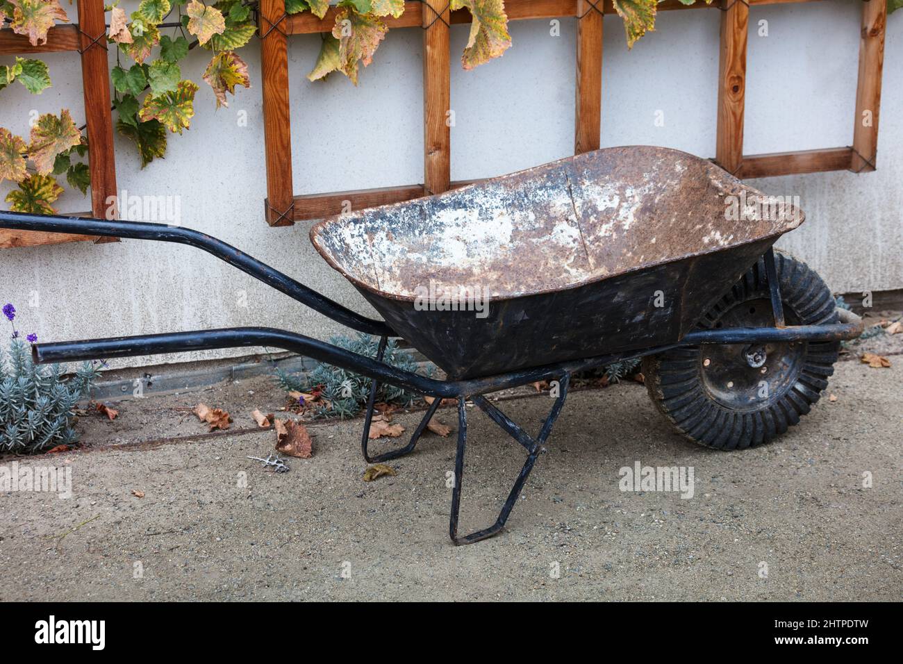 Garden farm wheelbarrow no hi-res stock photography and images - Alamy