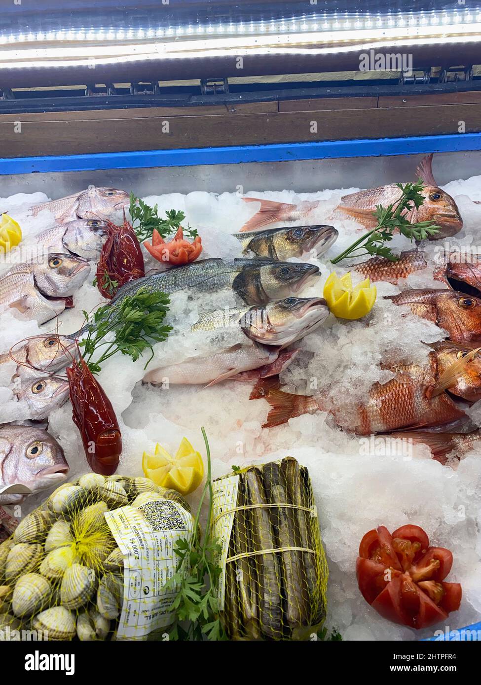 Fresh seafood display supermarket hi-res stock photography and images ...