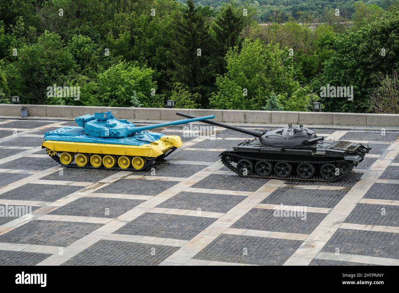 T-64 tank in the colors of the flag of Ukraine, Kiev Stock Photo - Alamy
