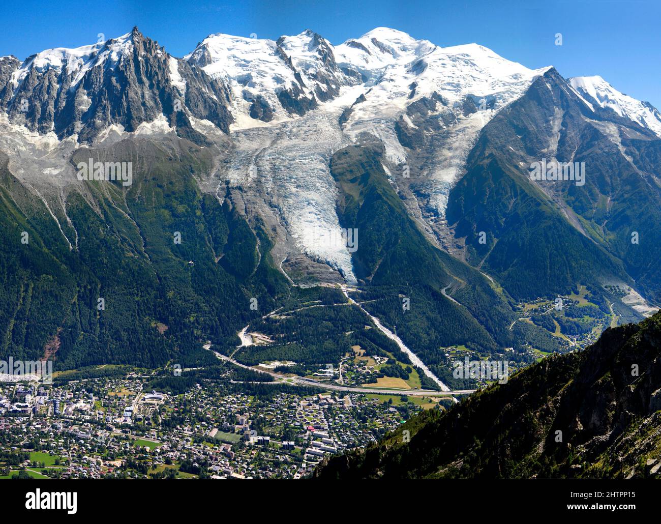 Panorama: Chamonix, Mont Blanc-Massiv u.a. mit der Aiguille du Midi und dem Glacier des Bosson ...