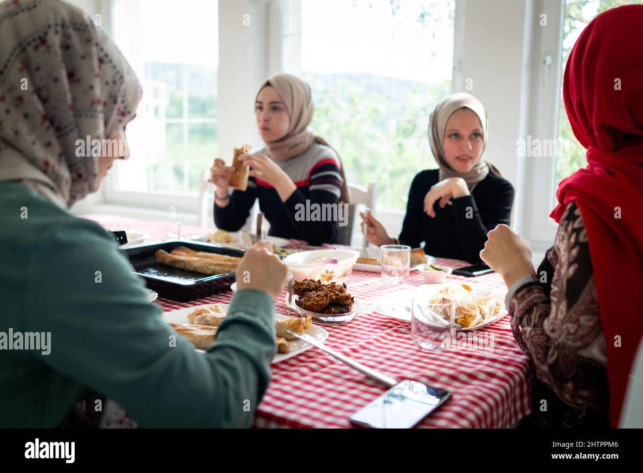 Arabic family eating with hands hi-res stock photography and images - Alamy