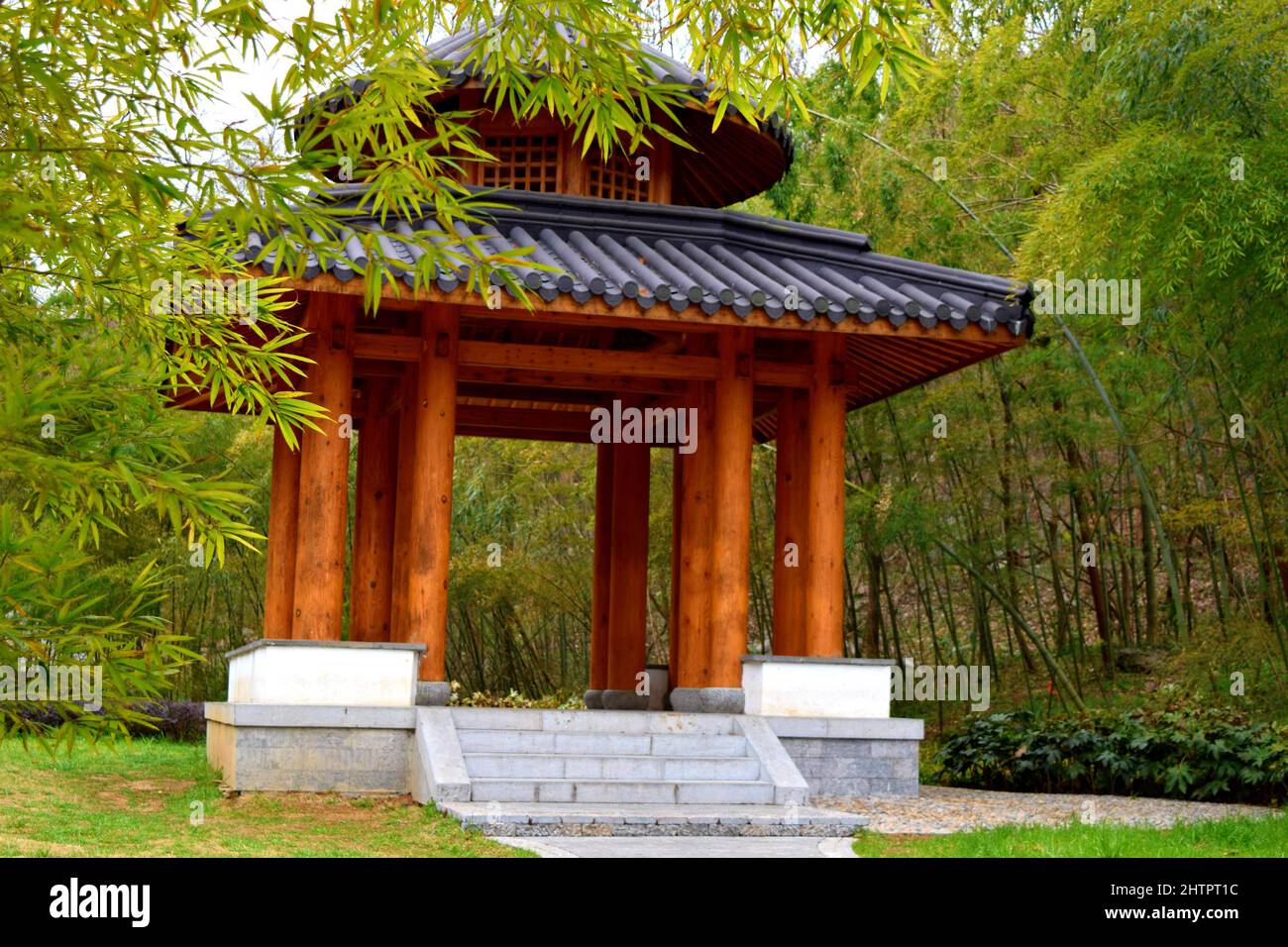 Traditional Chinese gate in a park Stock Photo - Alamy
