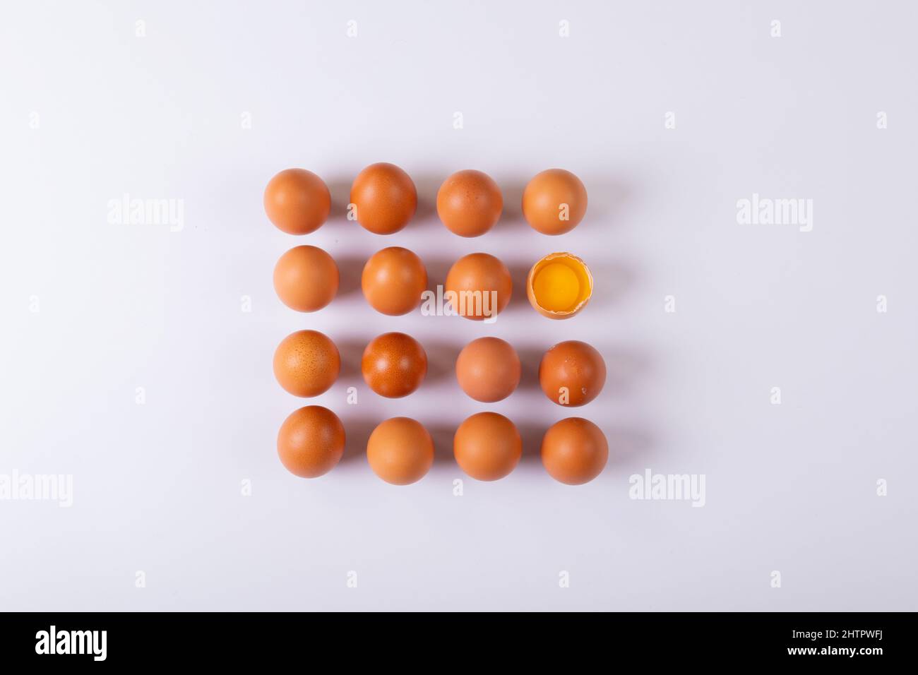 Square eggs hi-res stock photography and images - Alamy
