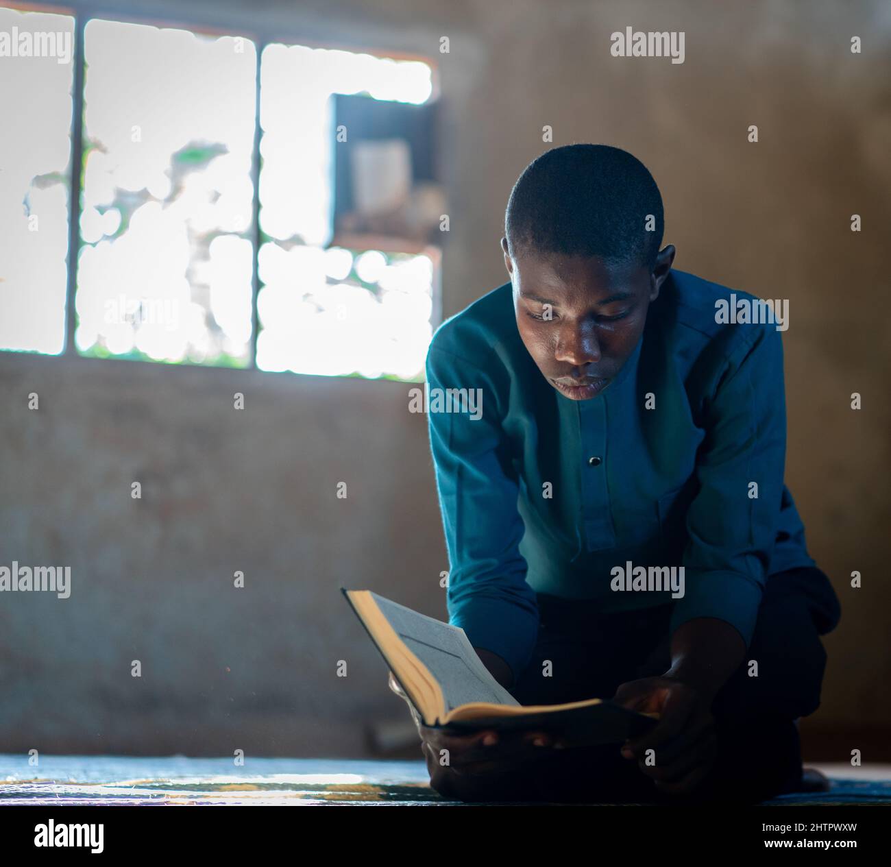 Arab teenager boys classroom hi-res stock photography and images - Alamy