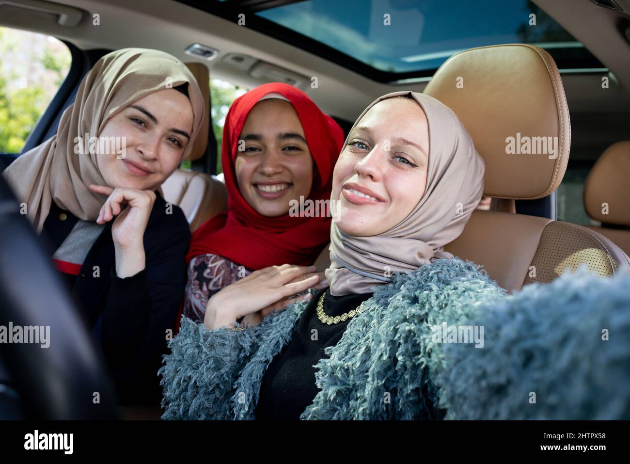 Muslim girls group hi-res stock photography and images - Alamy